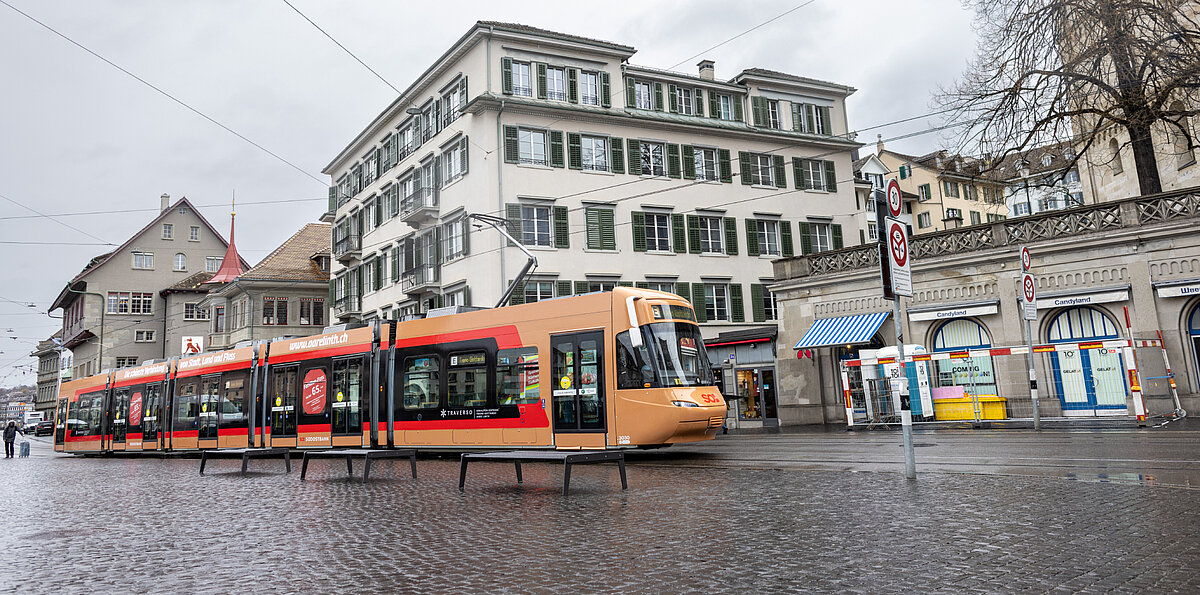Die Südostbahn schickt ein Traverso-Tram in der Stadt Zürich auf Reisen